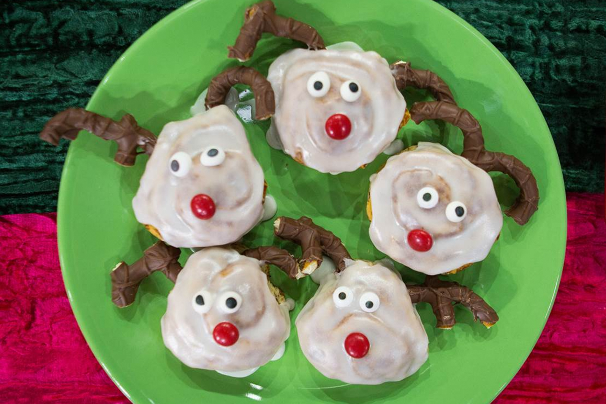 Make treats for Santa's reindeer with your kids | Scentsy Blog